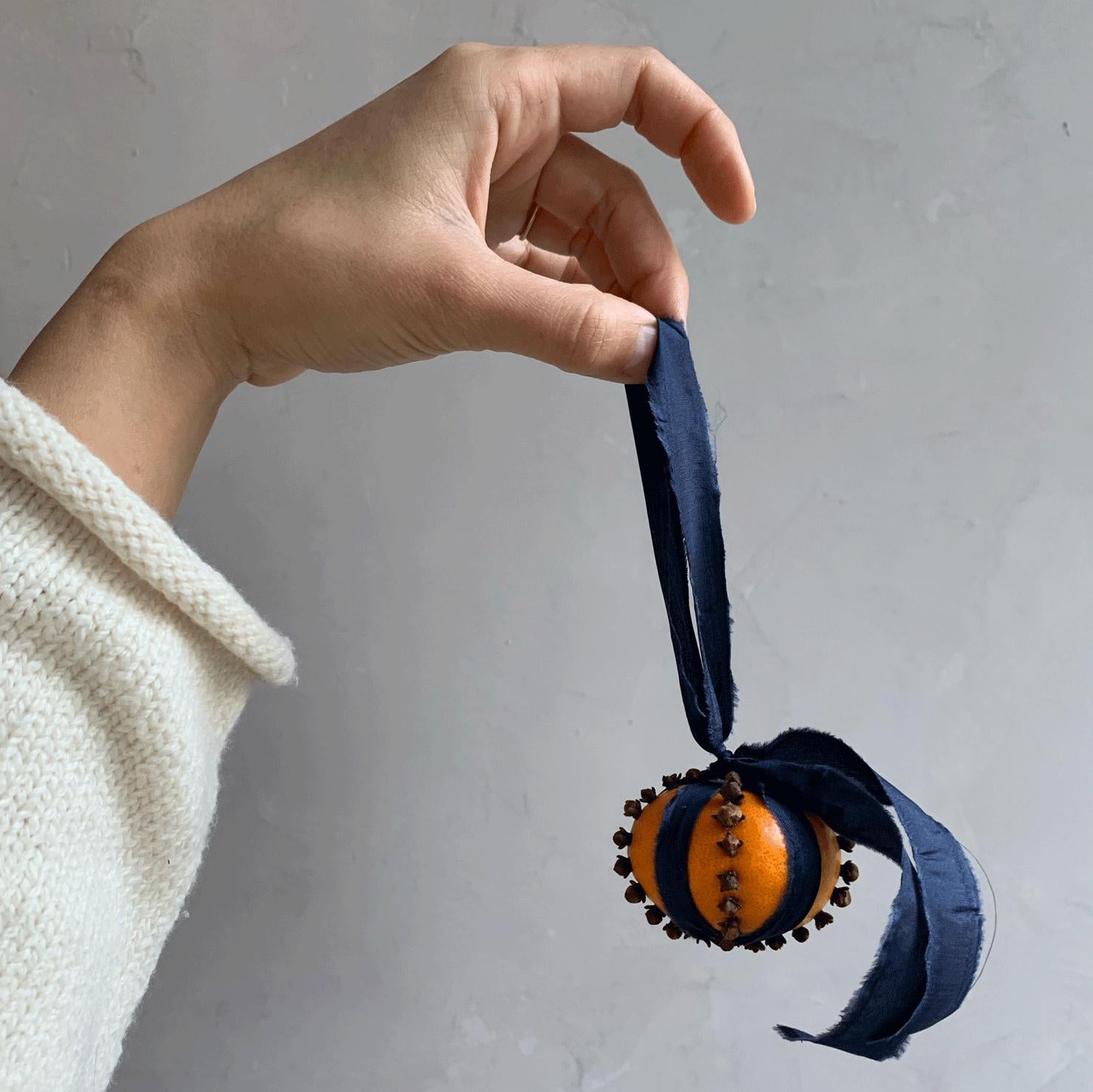 How to Make a Festive Pomander – The Floral Society